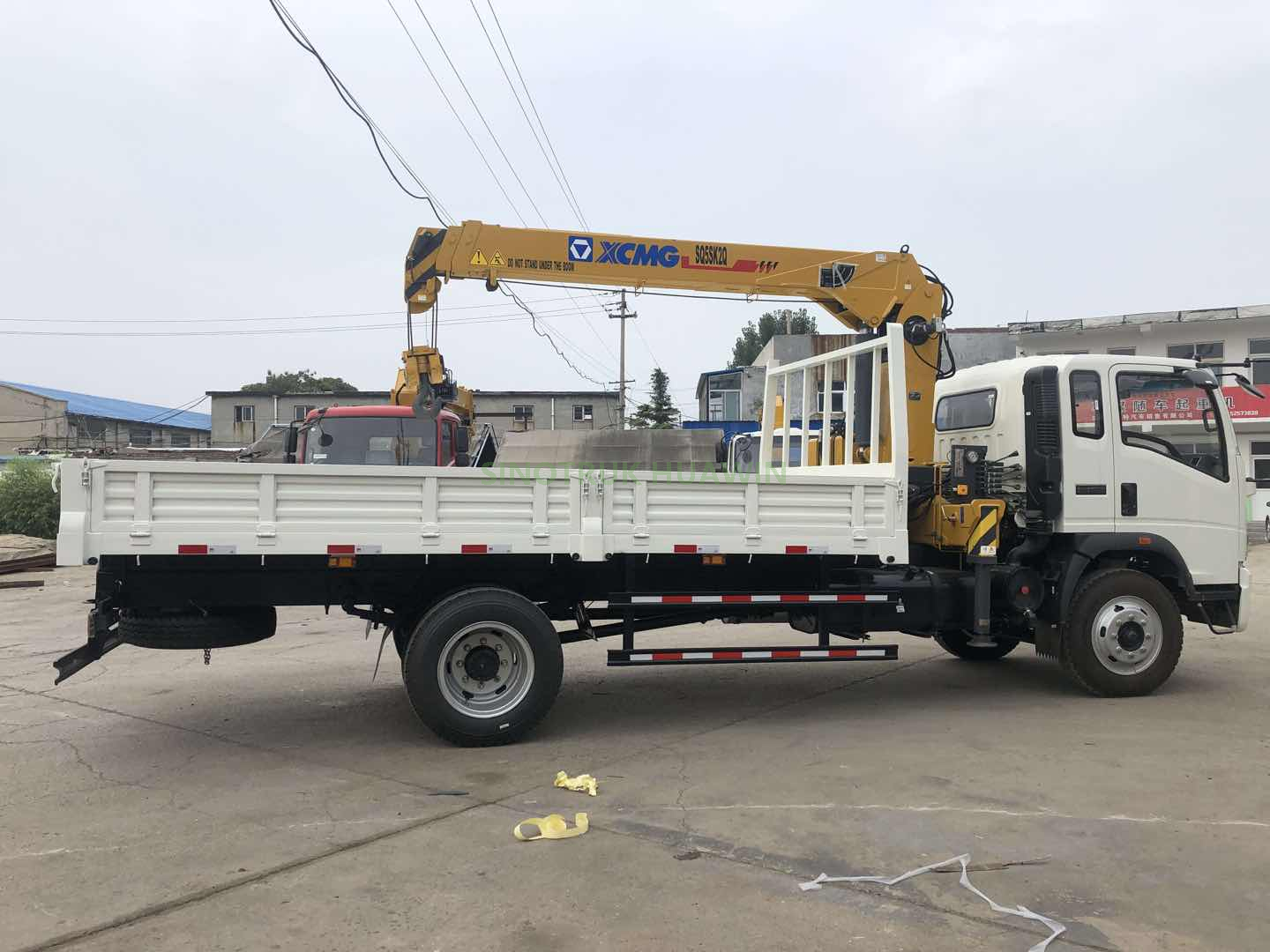 HOWO 4X2 Truck with XCMG 3.2T Crane - Buy truck with XCMG 3.2T Crane ...