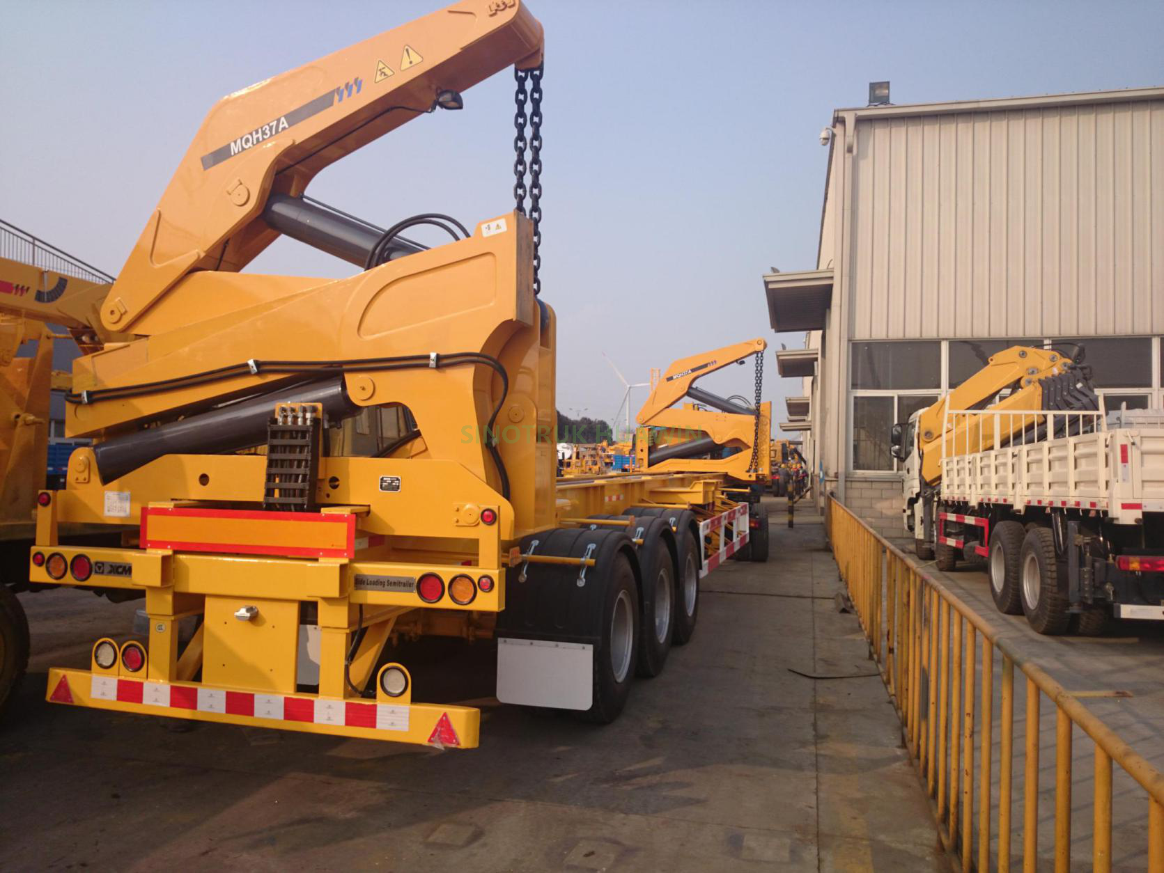 SINOTRUK 3 Axle Self Loading Crane Semi Trailer - Buy SINOTRUK Self ...